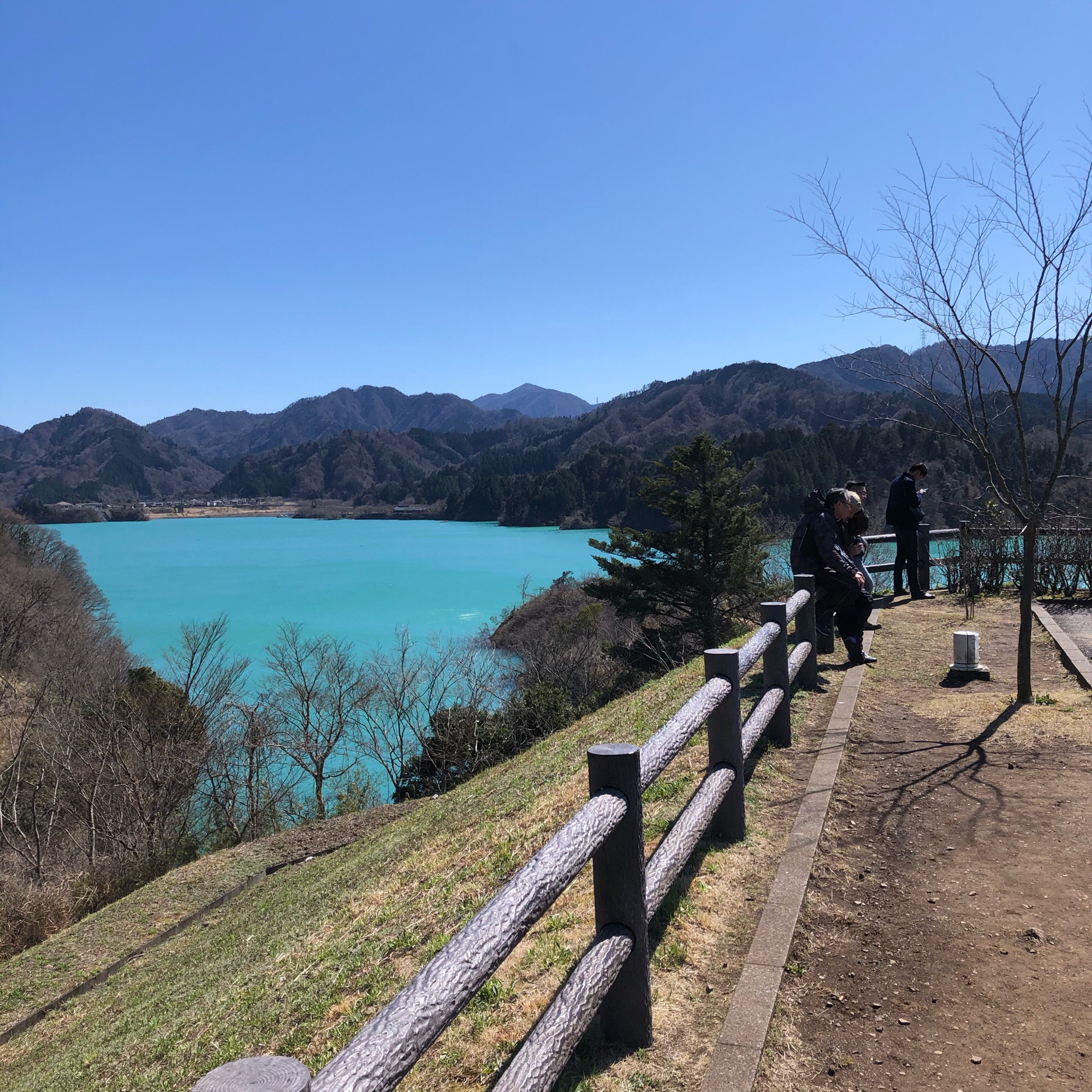 宮ヶ瀬湖の写真神奈川県の宮ヶ瀬湖水がやたらエメラルドグリーンでまーーーじ トリップノート
