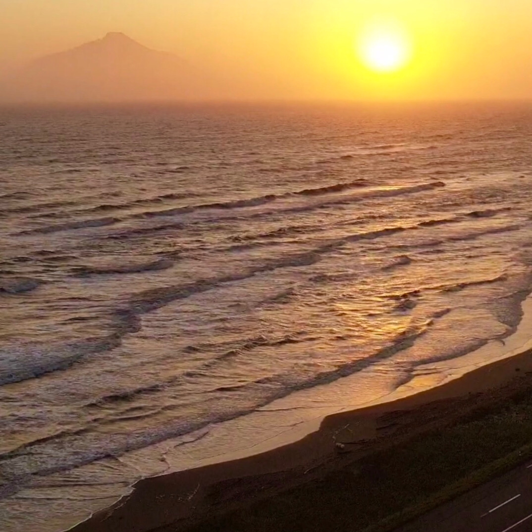稚咲内海岸の写真北海道豊富町にある稚咲内海岸からドローン空撮美しい夕日と トリップノート