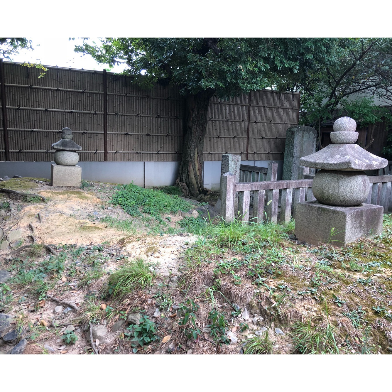 紫式部墓小野篁墓の写真紫式部墓小野篁墓手前が右手が紫式部で奥左手が小野篁の トリップノート