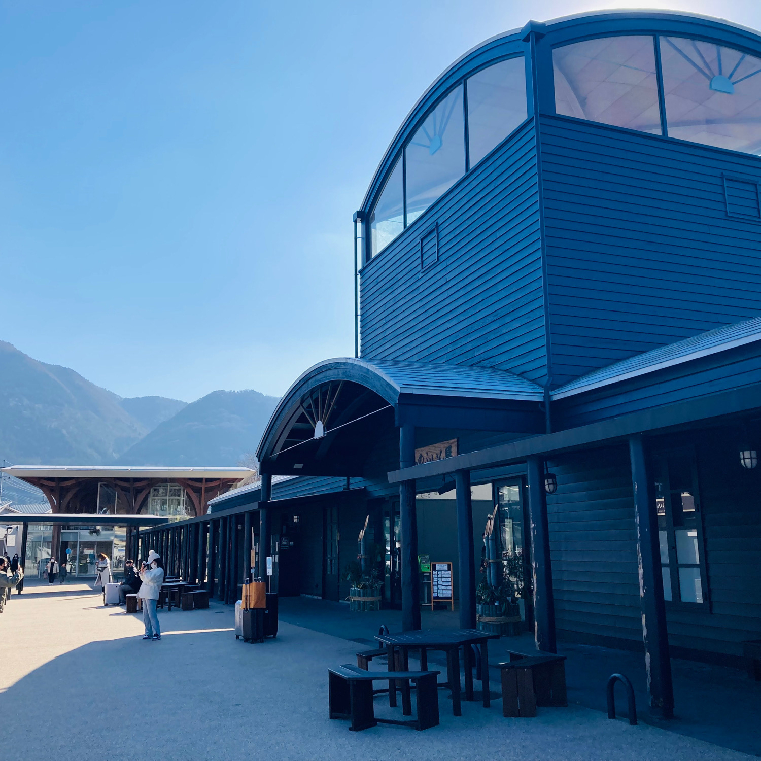 JR由布院駅の写真大分 由布院駅建築家磯崎新さんの設計黒色の木造駅舎駅 トリップノート