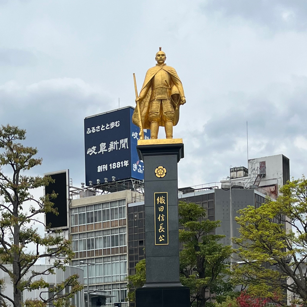 黄金の織田信長公像の写真2023 4 5 岐阜 生いちご大福 岐阜駅人生1 トリップノート
